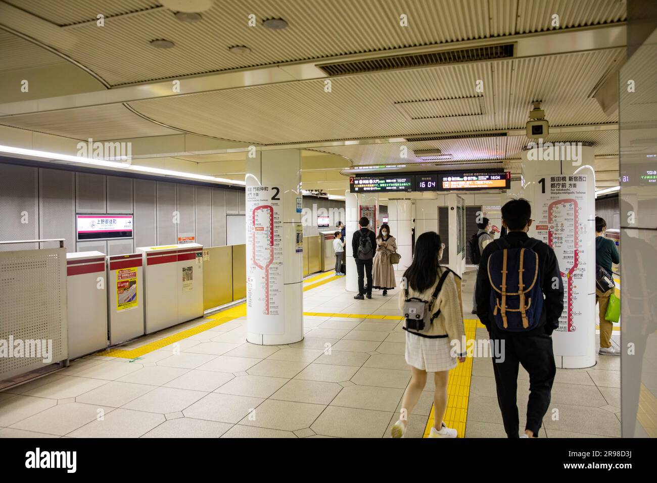 Subway train commuters station hi-res stock photography and images - Alamy