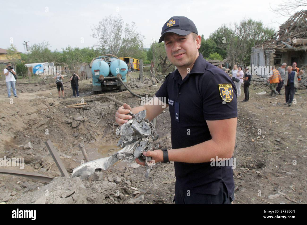 Non Exclusive: DNIPRO, UKRAINE - JUNE 24, 2023 - A rescuer shows the ...