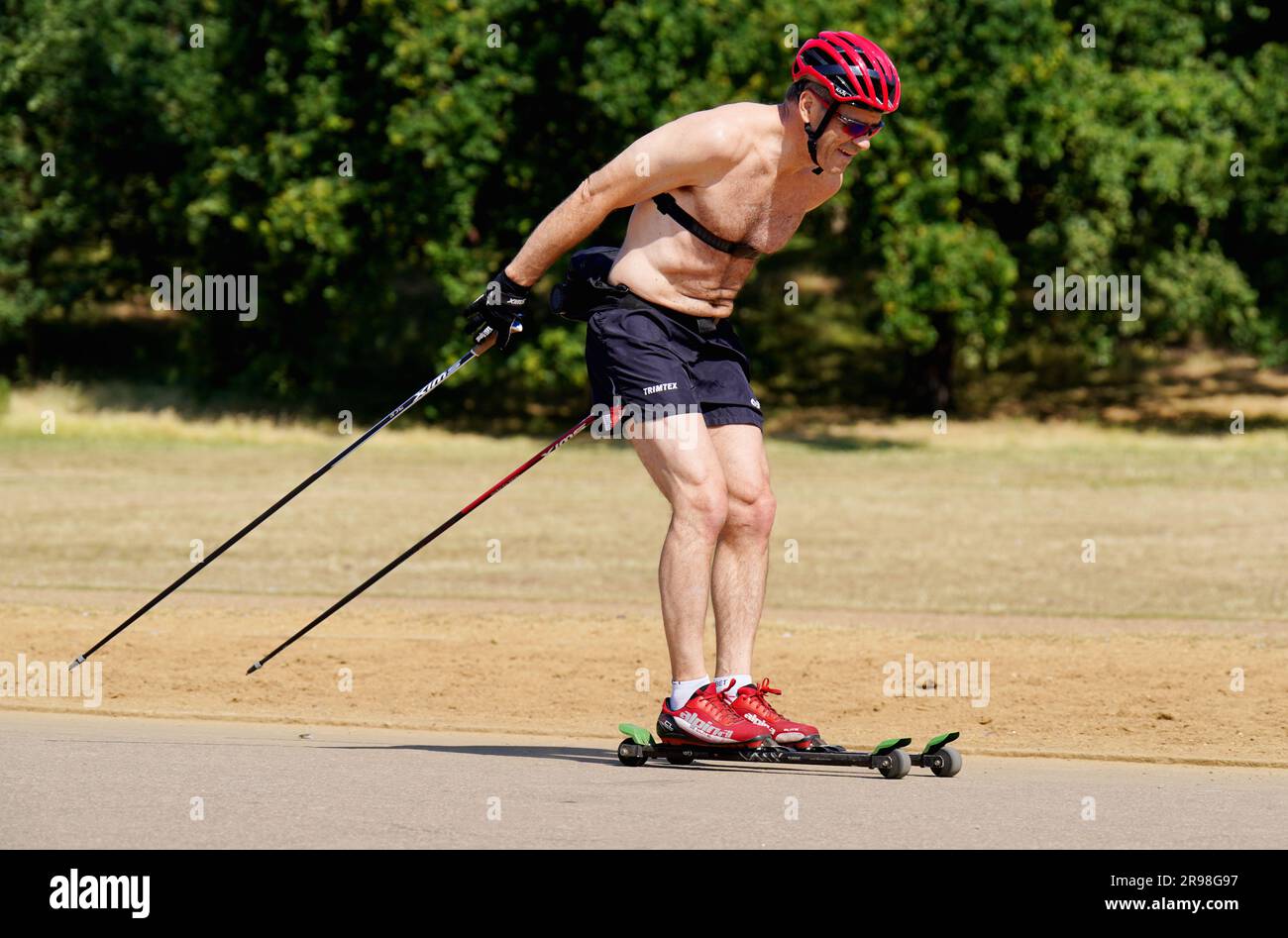 A visitor to Hyde Park, London, street skis close to the Serpentine ...