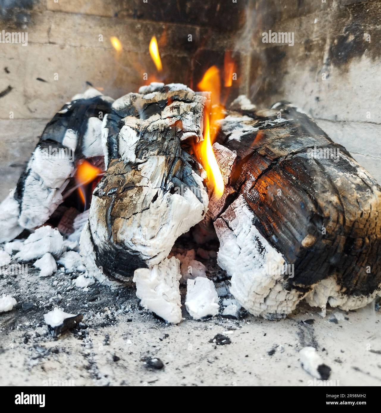 Close up view burning logs hi-res stock photography and images - Alamy