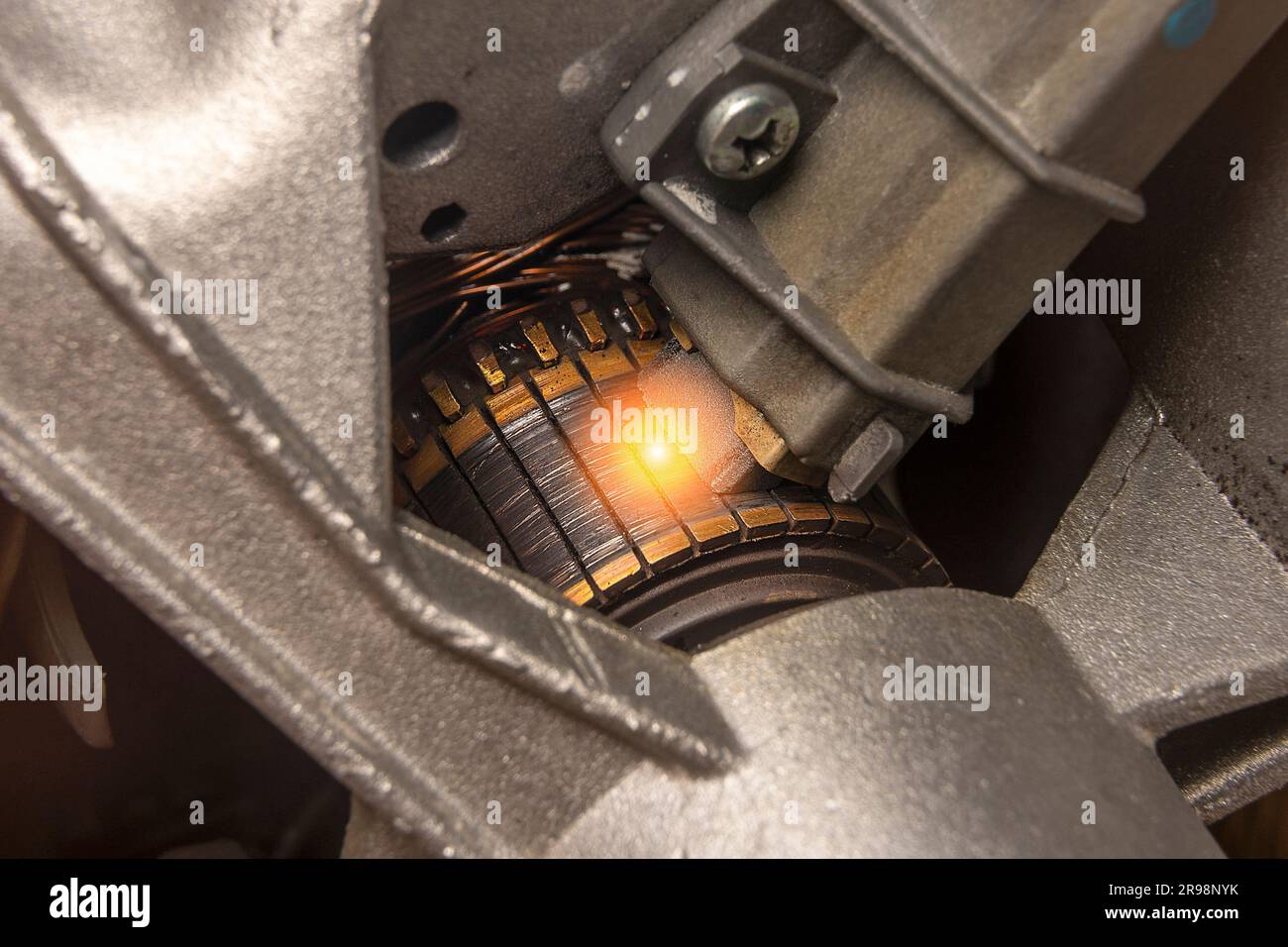 Operation of the sliding graphite contact of the electric motor ...