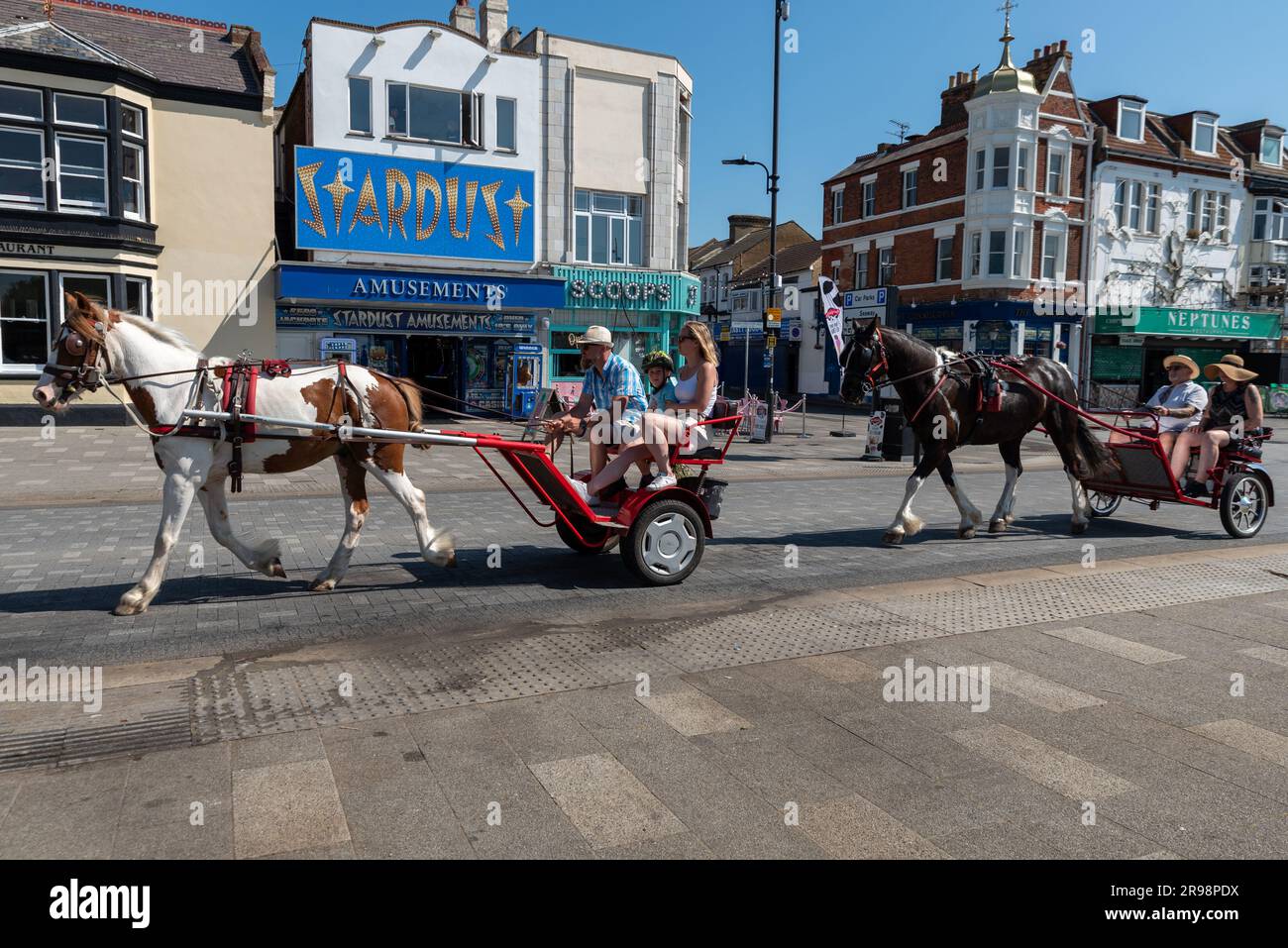 Southend on Sea, Essex, UK. 25th Jun, 2023. People are out enjoying the ...