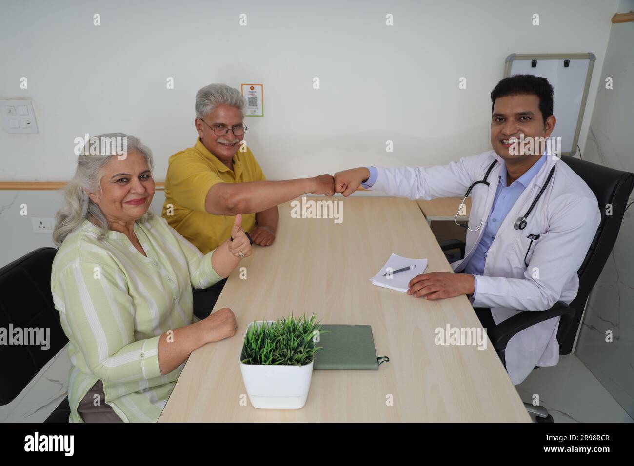 mother is expecting baby. Young woman patient with husband getting ...