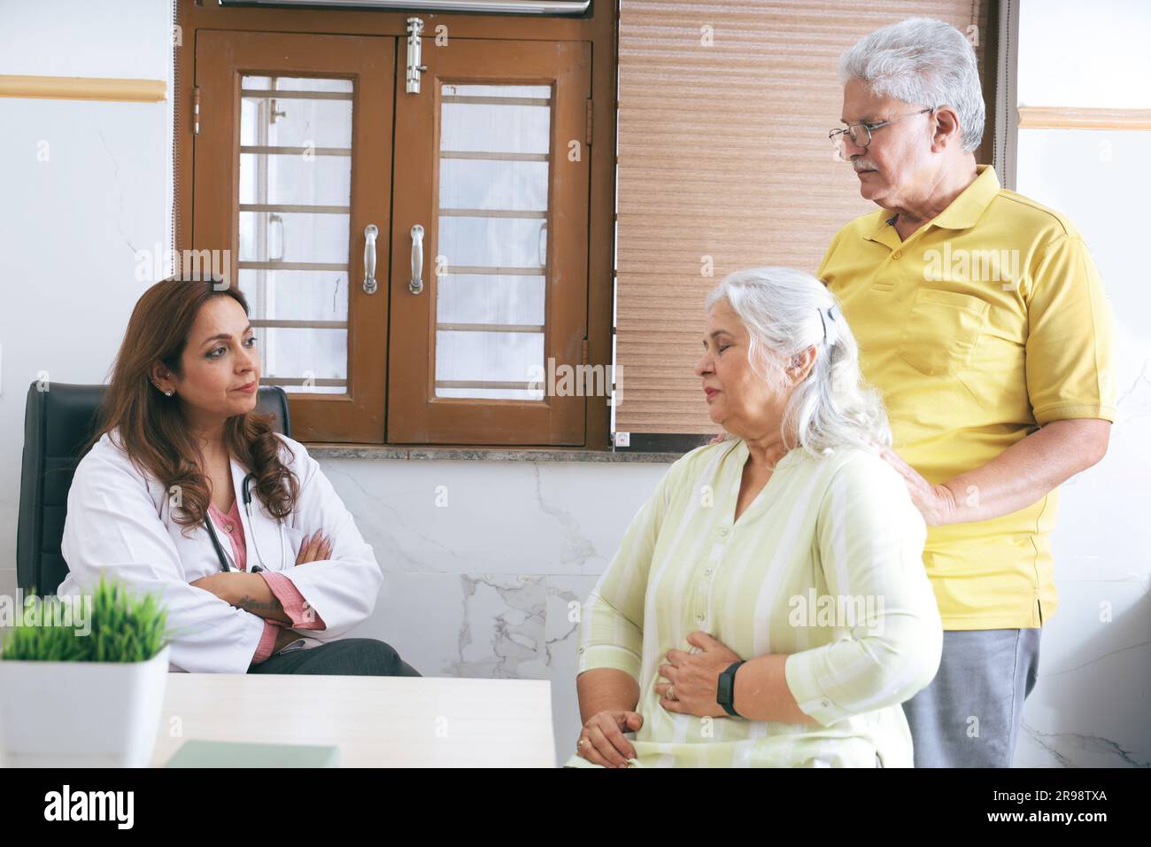 mother is expecting baby. Young woman patient with husband getting ...