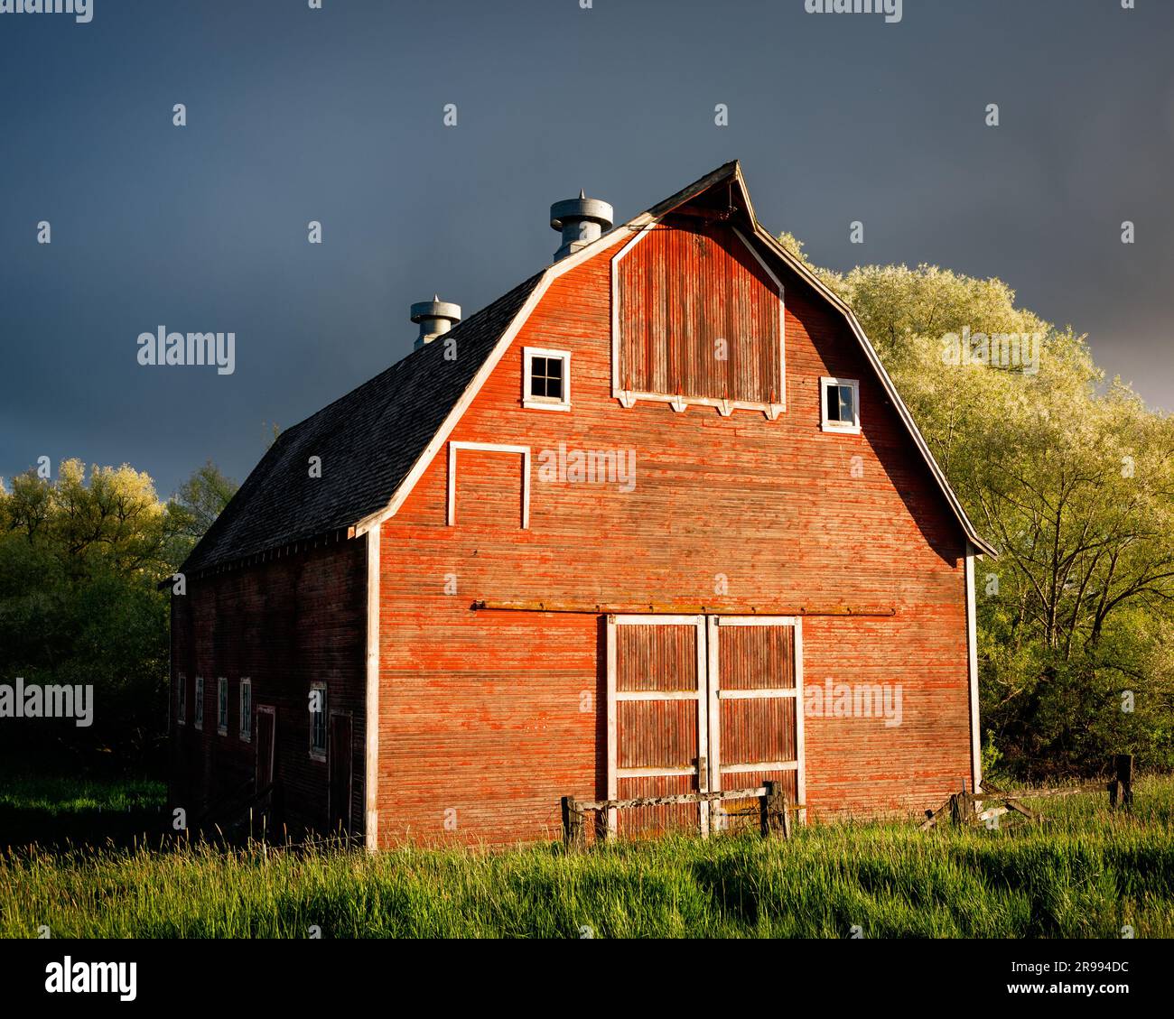 Red barn storm clouds hi-res stock photography and images - Alamy
