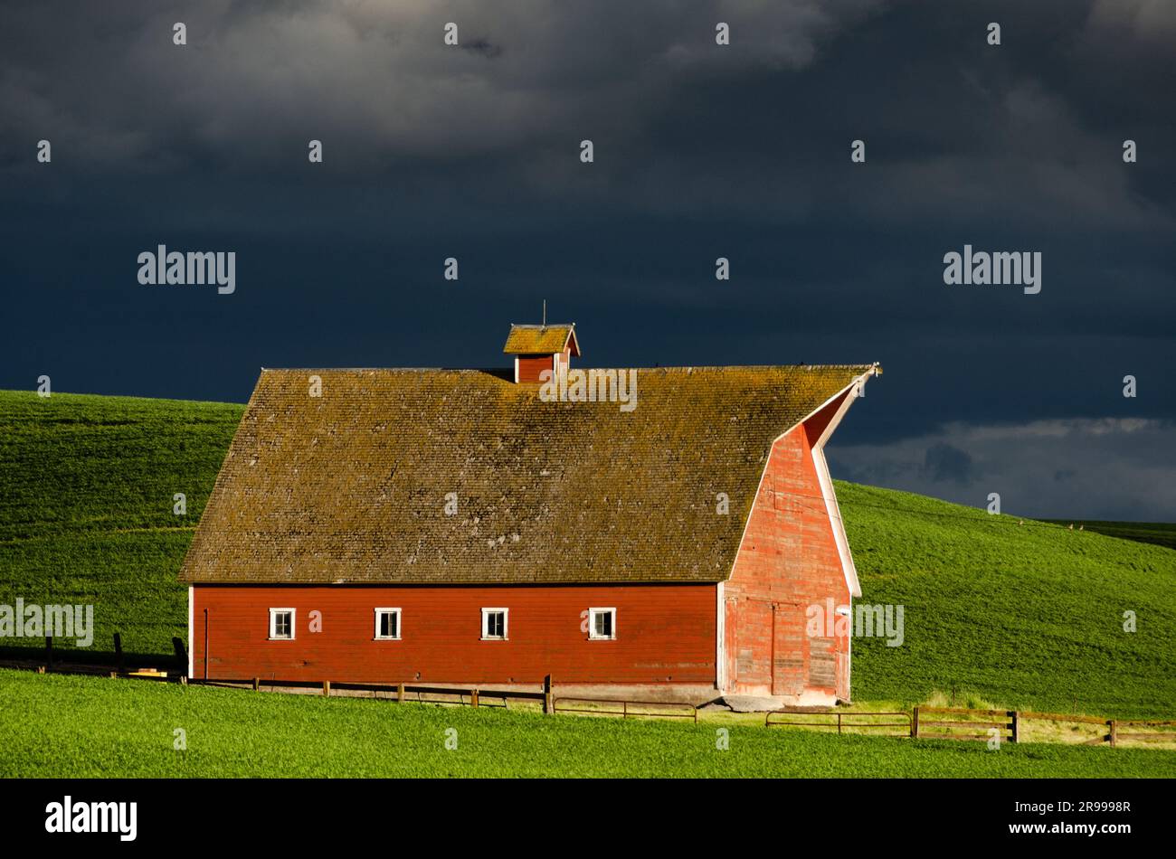 Red barn storm clouds hi-res stock photography and images - Alamy