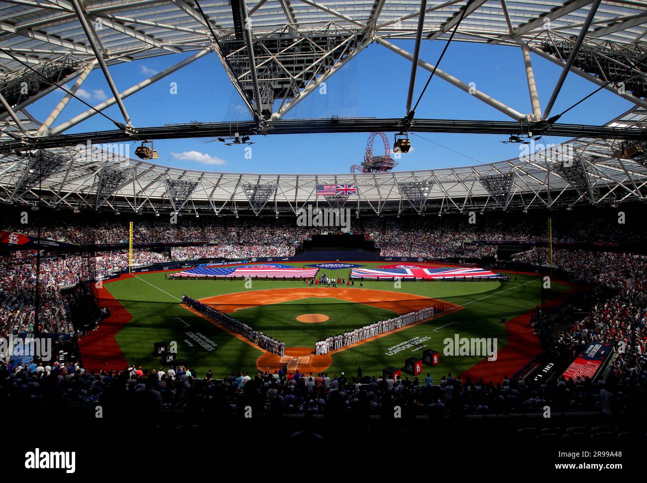 Players line up on the field ahead of the MLB London Series match at ...