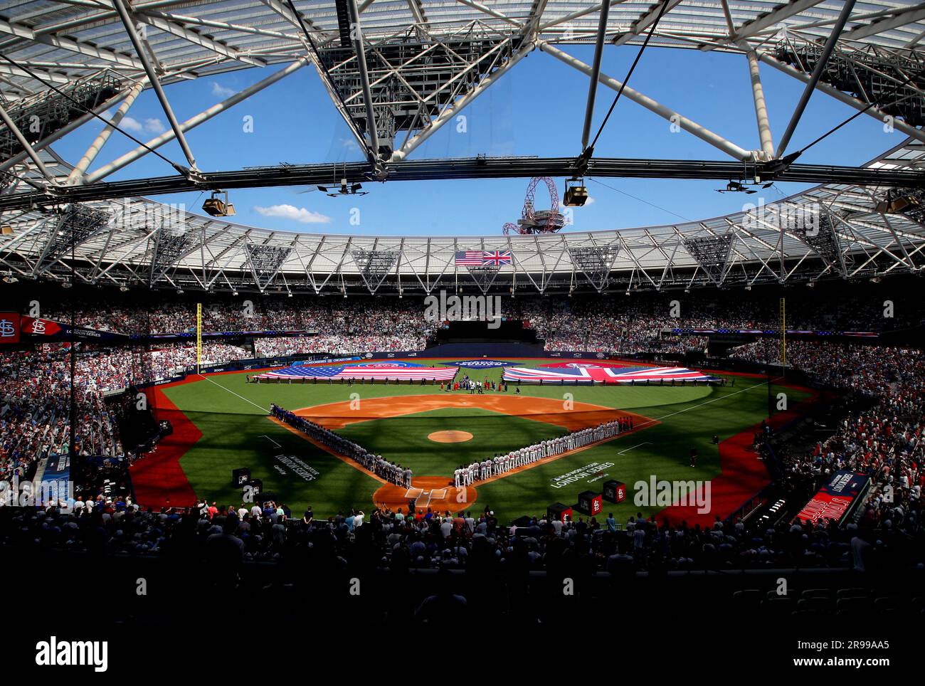 Players line up on the field ahead of the MLB London Series match at ...