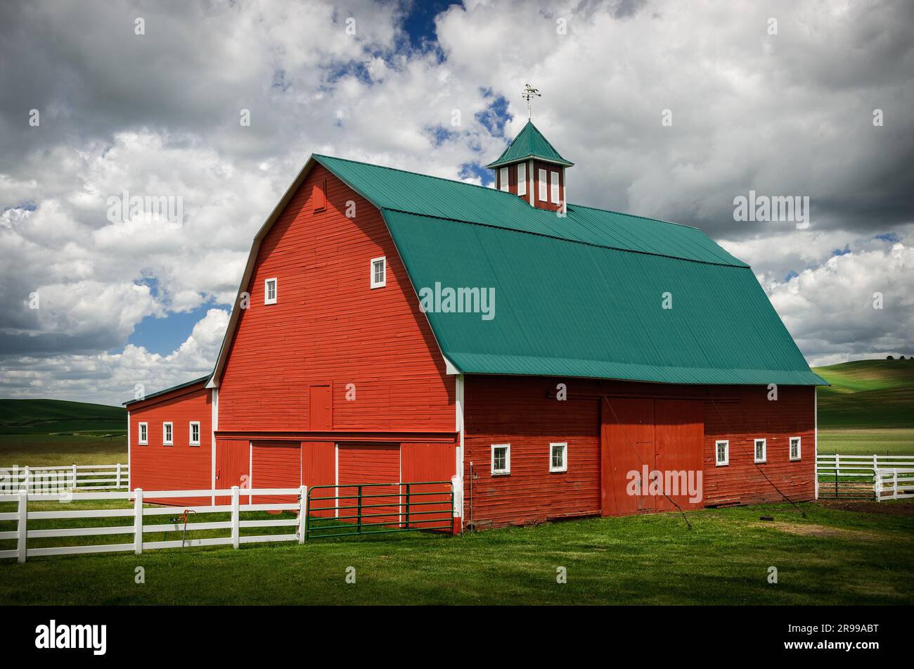 English gambrel barn hi-res stock photography and images - Alamy