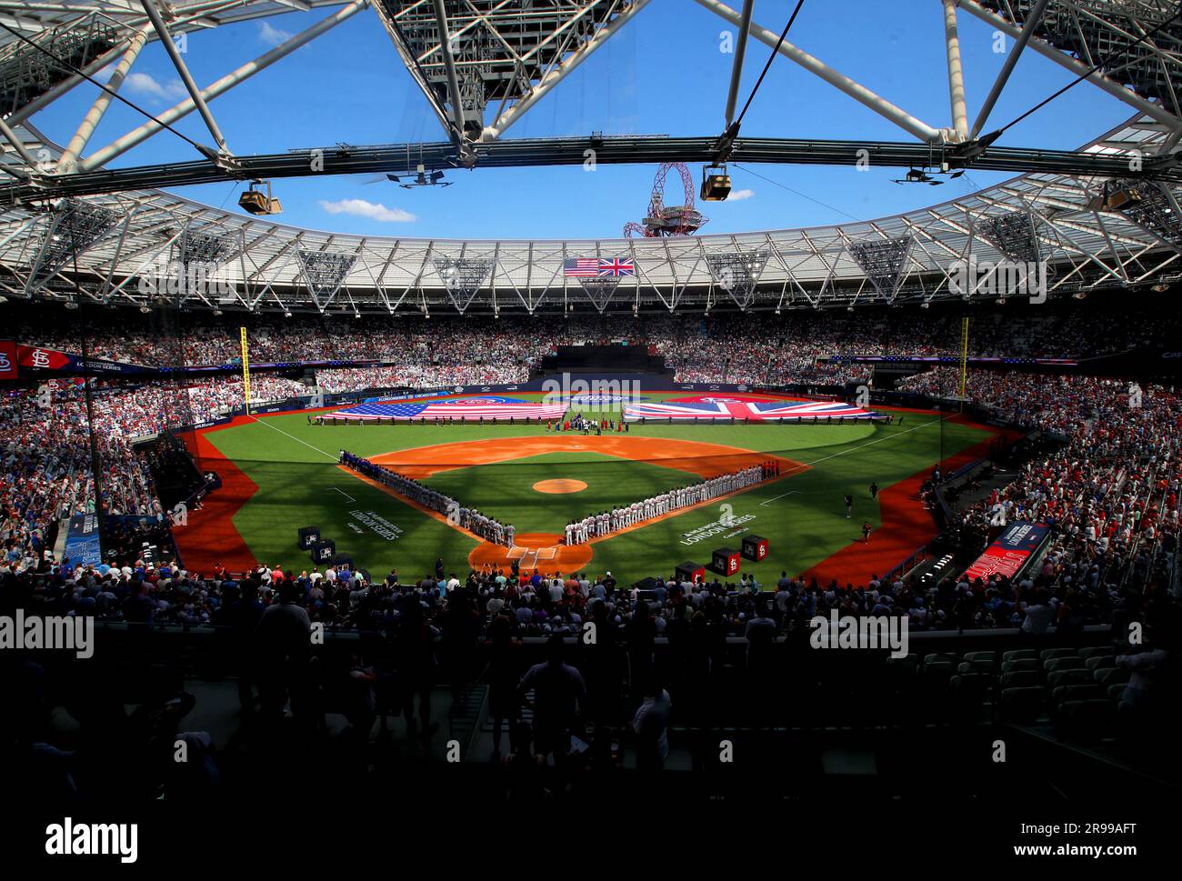 Players line up on the field ahead of the MLB London Series match at ...