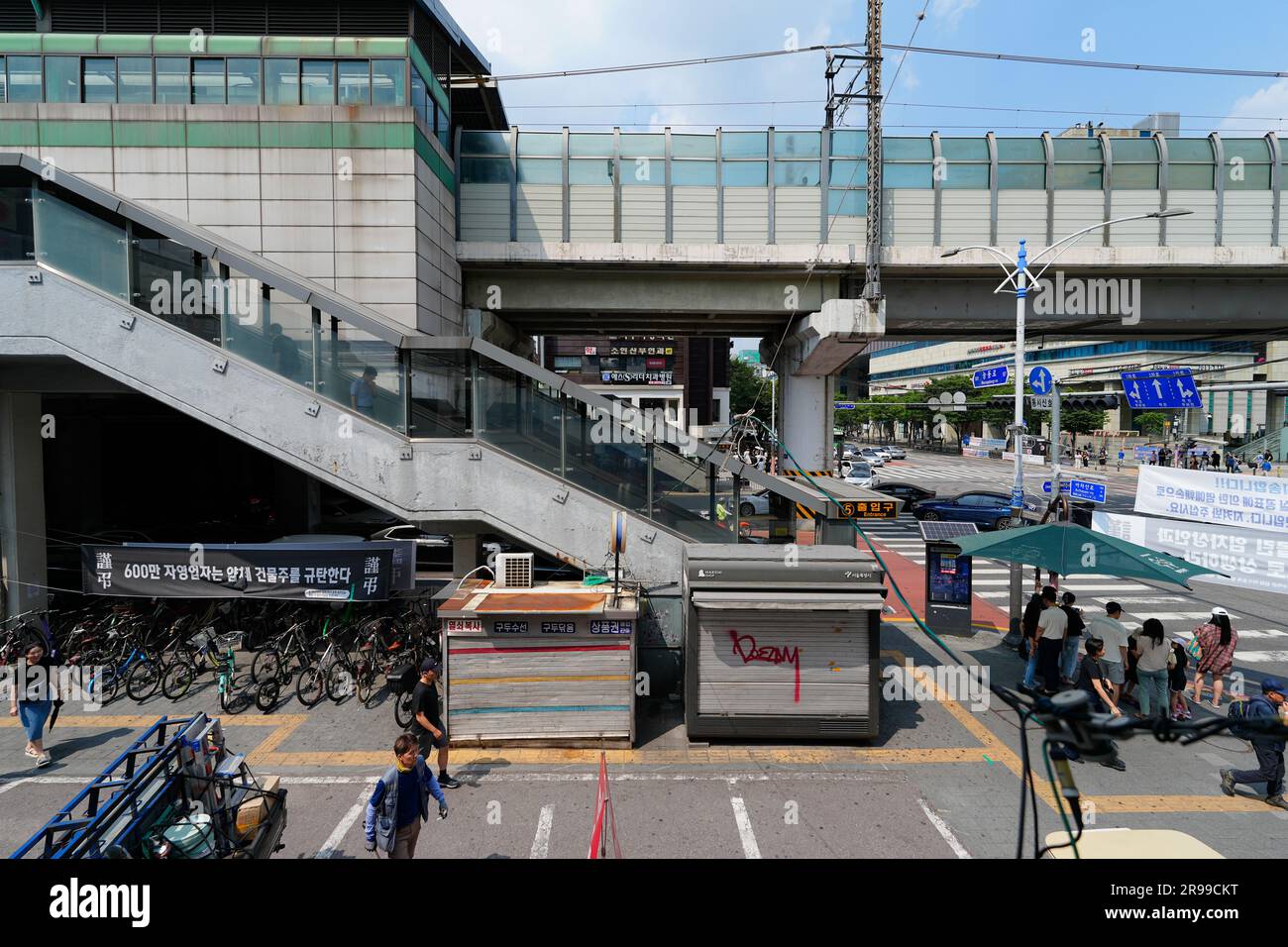 Because it is a subway line that passes over the road, a pillar is ...