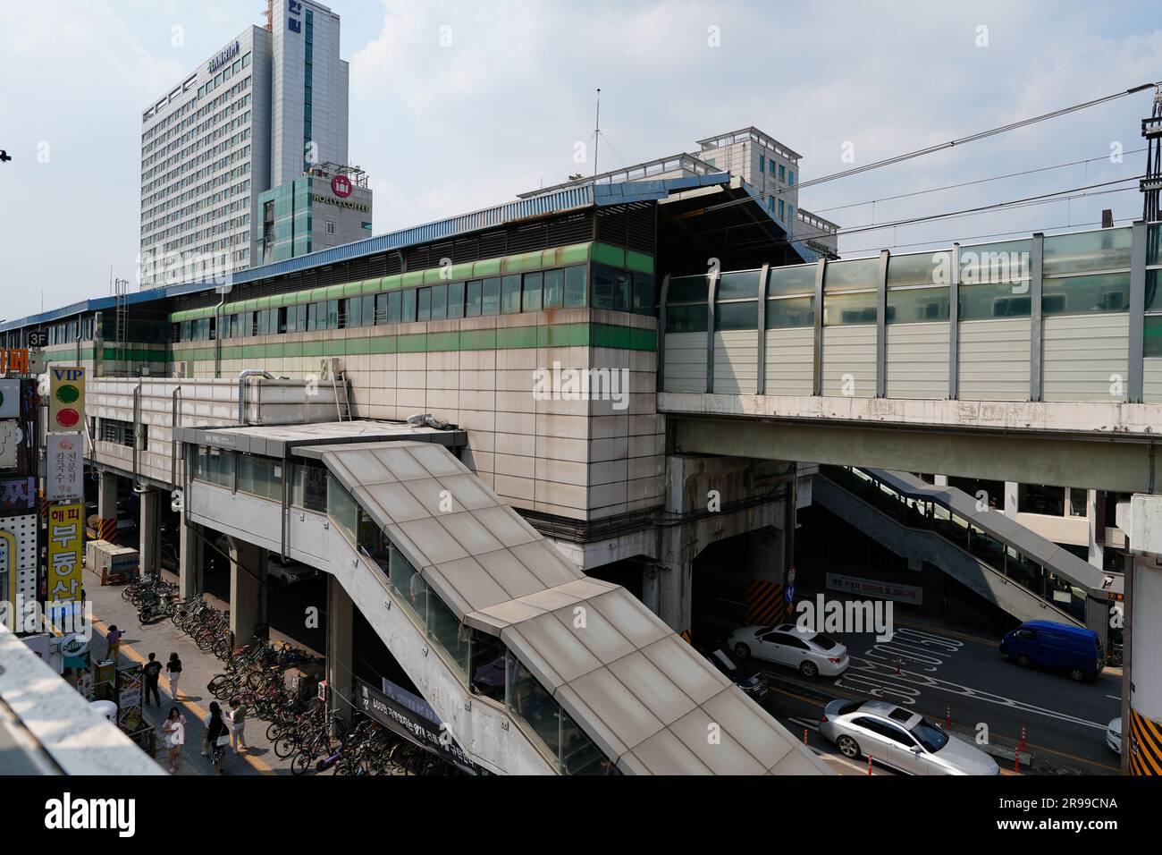 Because it is a subway line that passes over the road, a pillar is ...