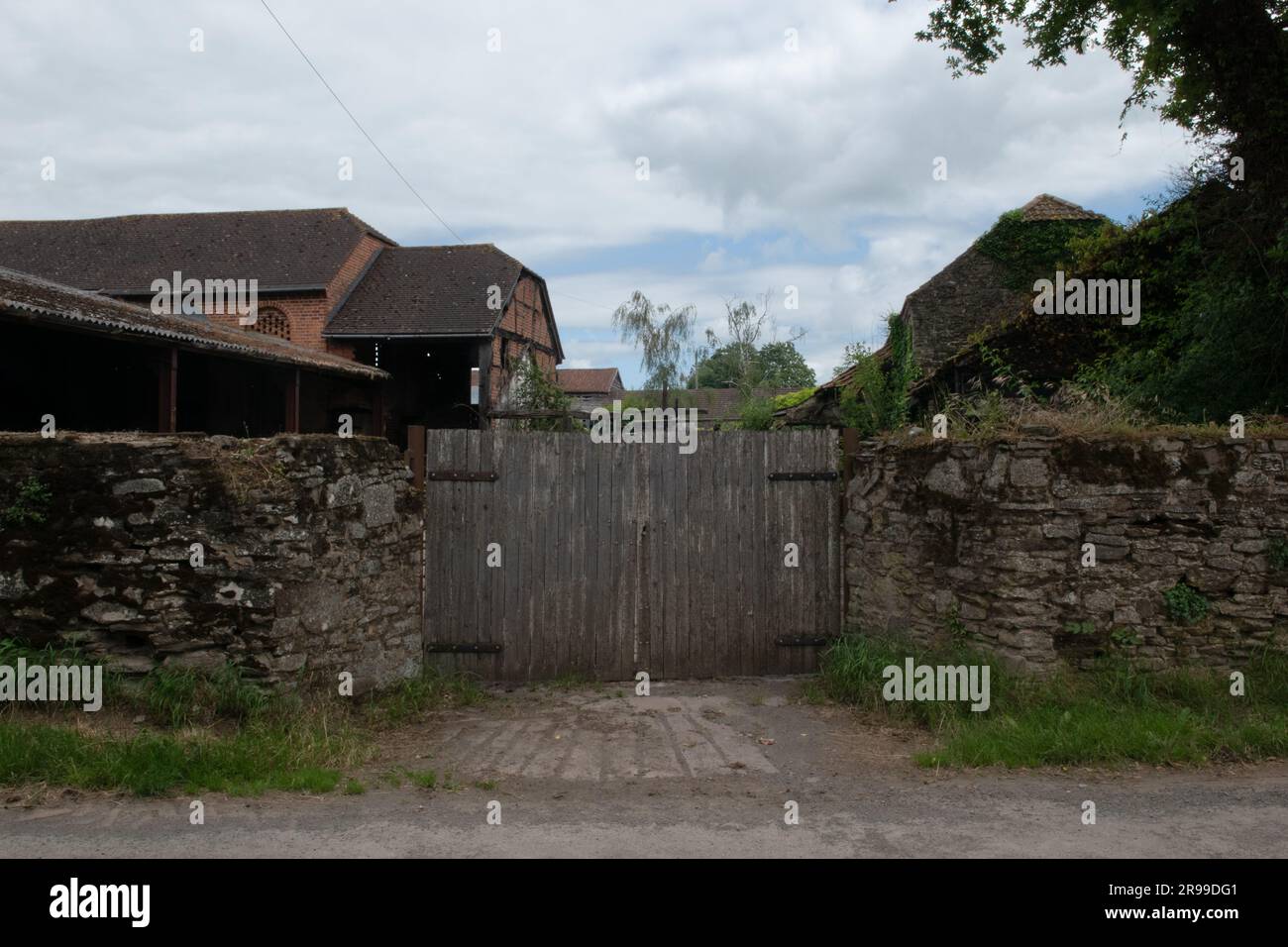 Brick barns hi-res stock photography and images - Alamy
