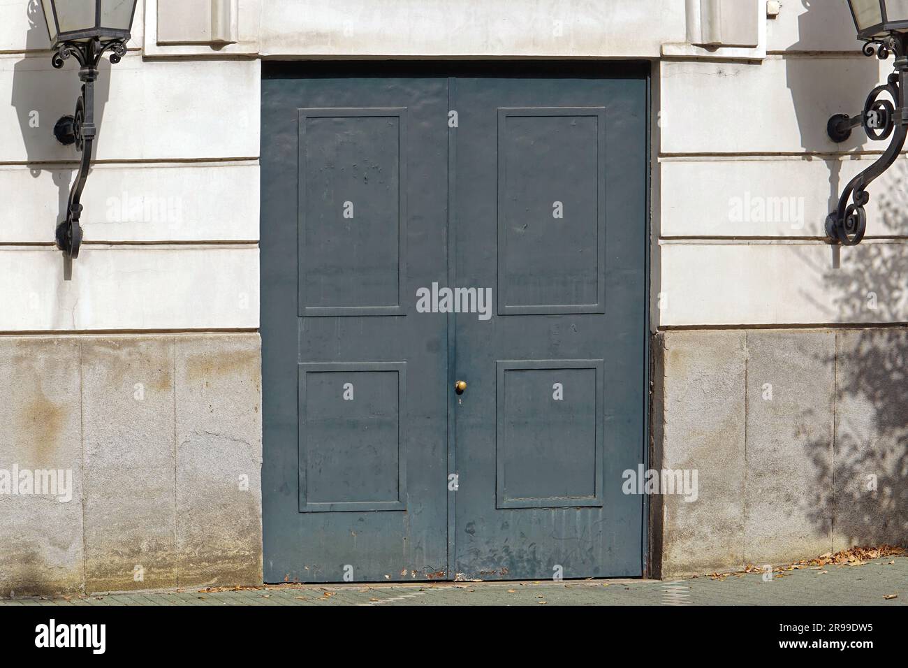 Closed double doors house entry from street Stock Photo - Alamy