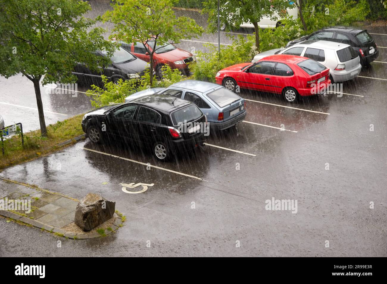Cars in rain hi-res stock photography and images - Alamy