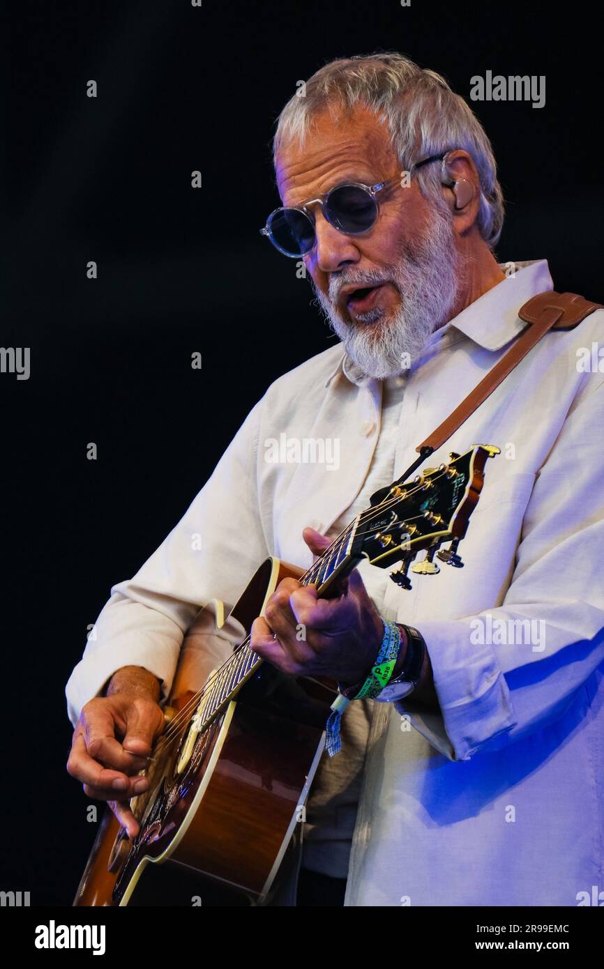 Yusuf islam performing hi-res stock photography and images - Alamy