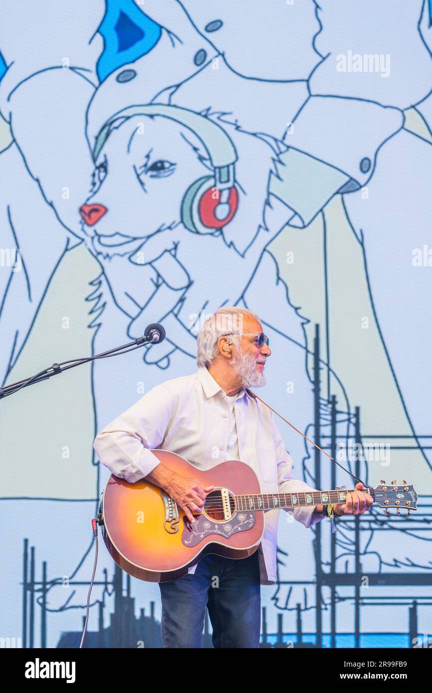 Glastonbury, UK. 25th June, 2023. Yusuf (Cat Stevens) Plays the Pyramid ...