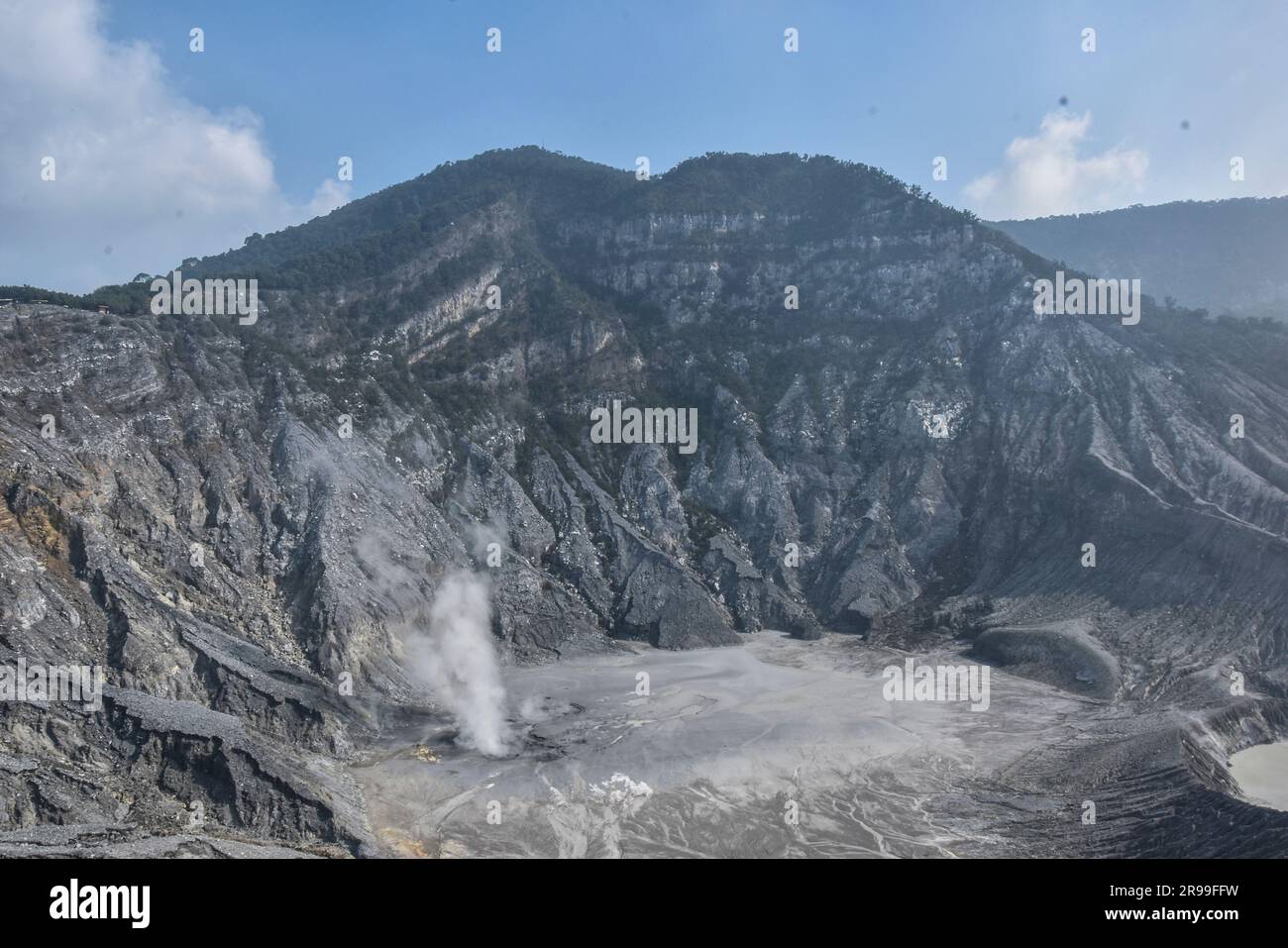 Bandung, Indonesia. 25th June, 2023. View of the Tangkuban Parahu ...