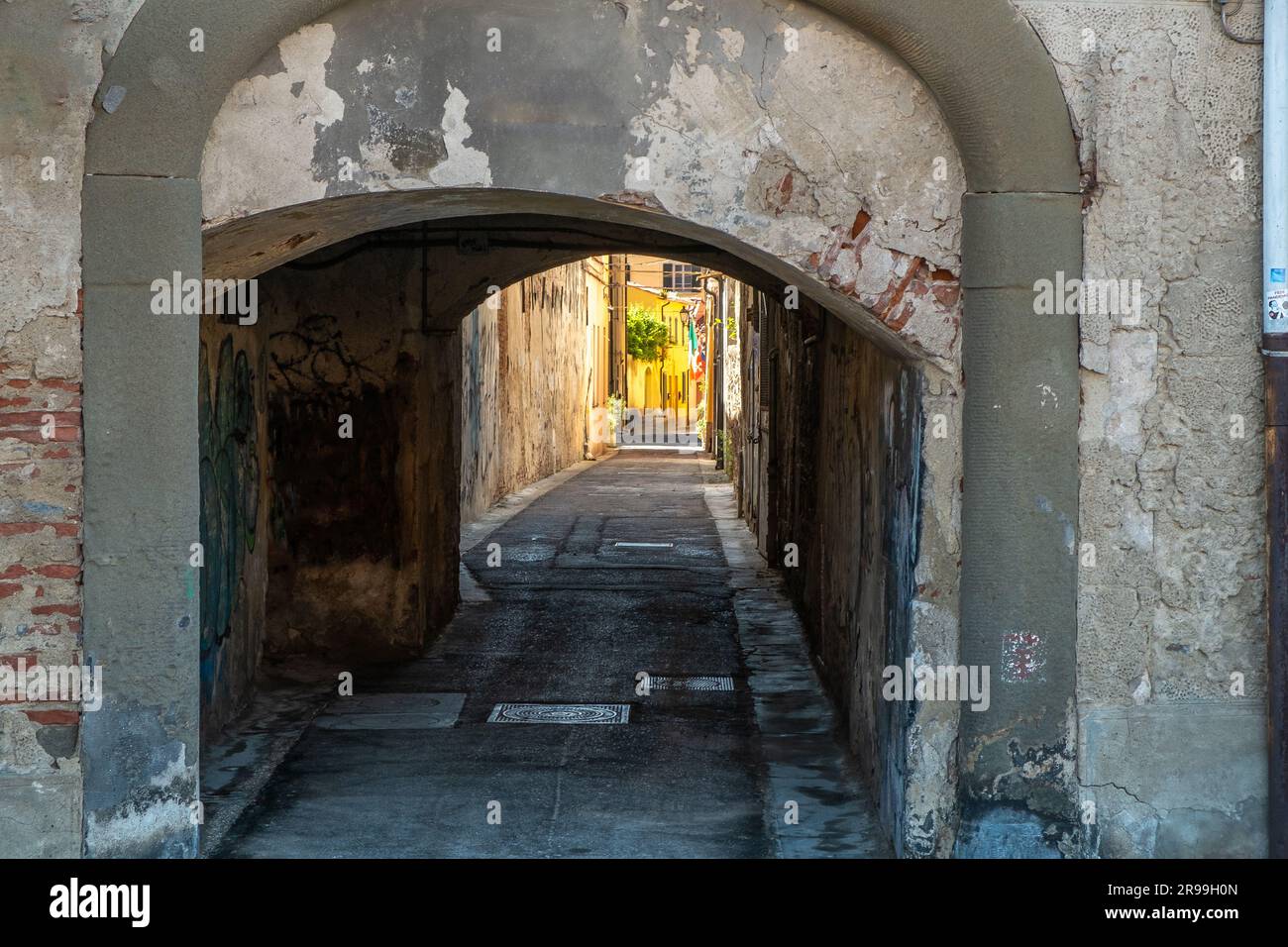 Discovery the mysterious Pisan medieval alleys Stock Photo - Alamy