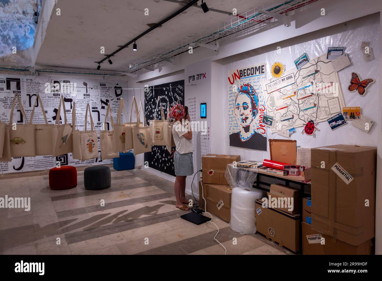 An Israeli religious graduate student views design work of another ...