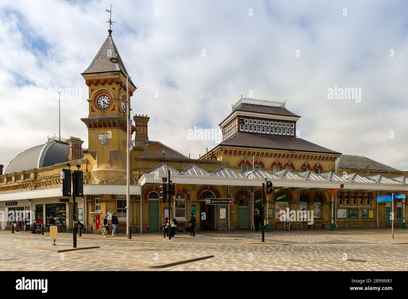 English railway station hi-res stock photography and images - Alamy