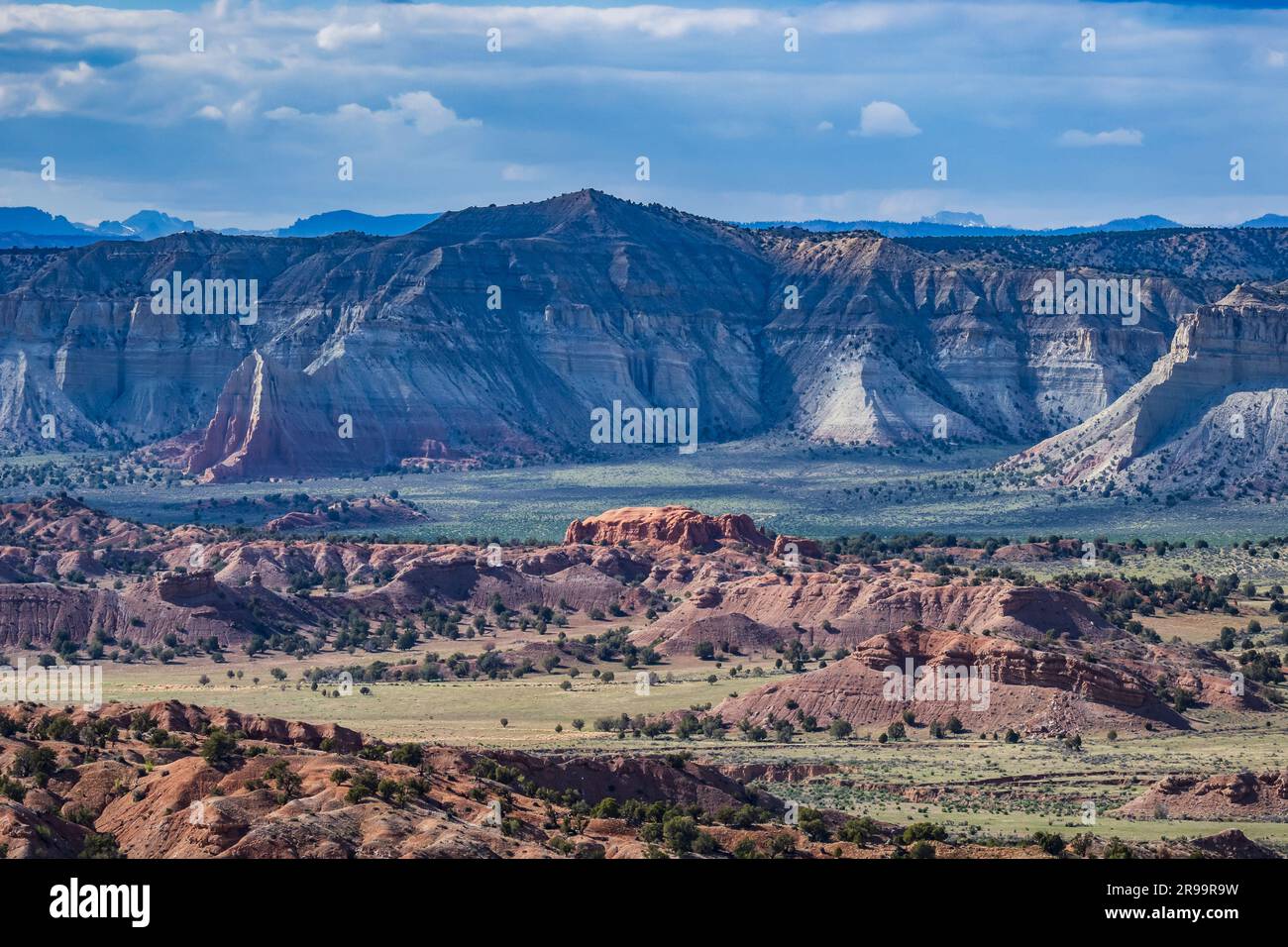 Wide open valley along Cottonwood Canyon Road 400, Grand Staircase ...