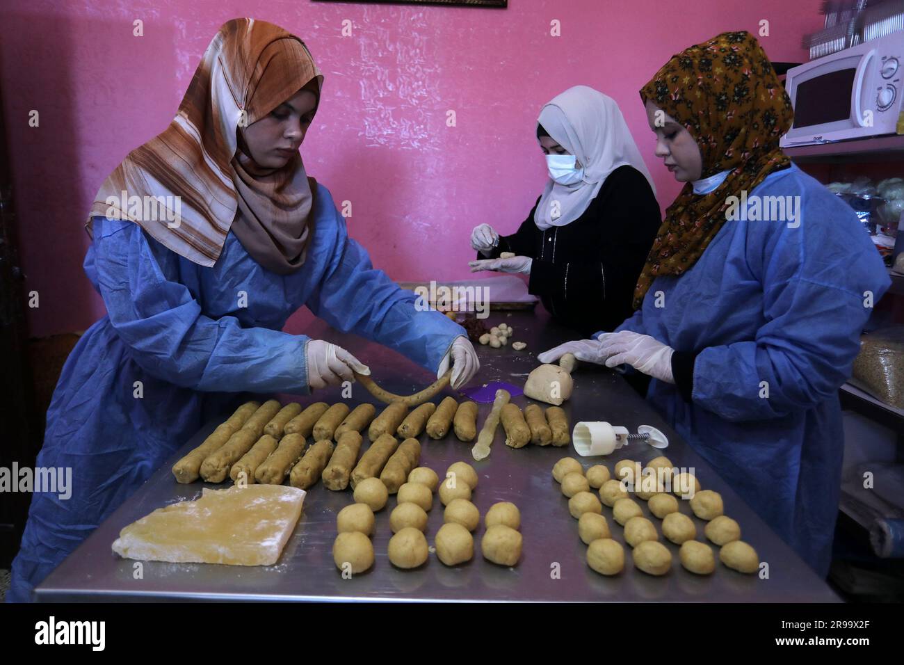 Palestinian women make biscuits called "Eid cakes" before Eid Al-Adha ...