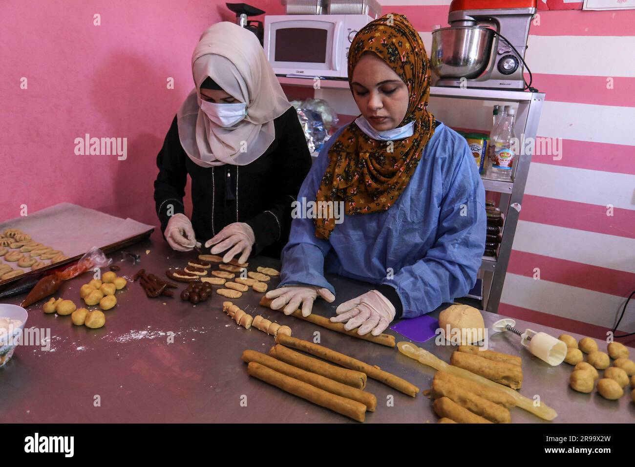 Palestinian women make biscuits called "Eid cakes" before Eid Al-Adha ...