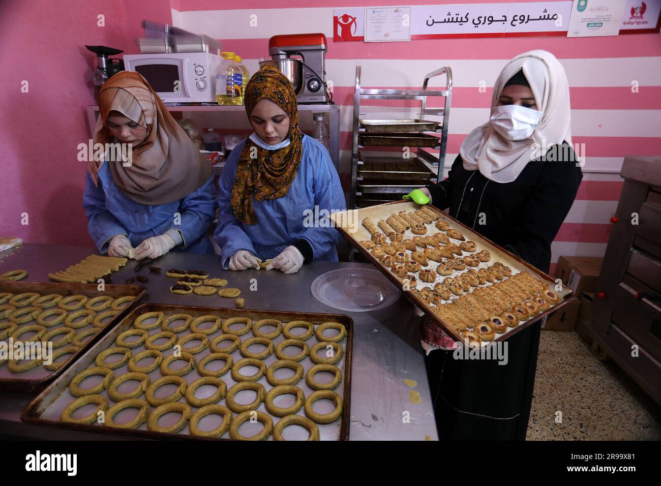 Palestinian women make biscuits called "Eid cakes" before Eid Al-Adha ...