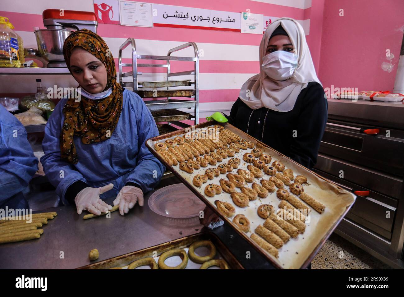 Palestinian women make biscuits called "Eid cakes" before Eid Al-Adha ...