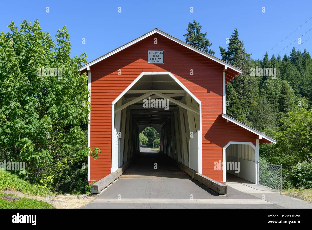 Red bridge siding hi-res stock photography and images - Alamy