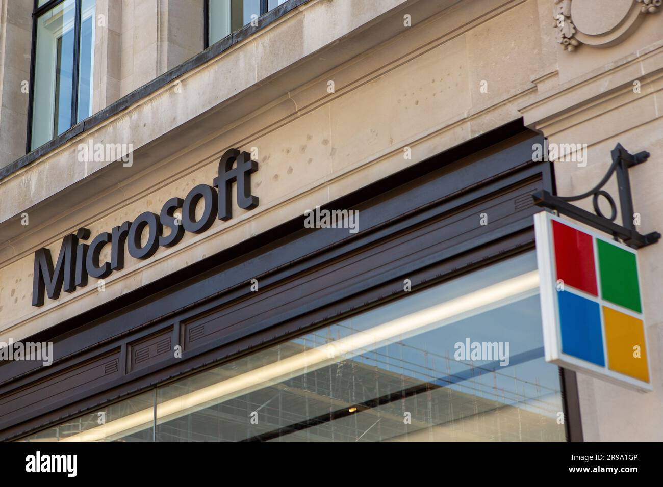 Microsoft oxford street logo hi-res stock photography and images - Alamy