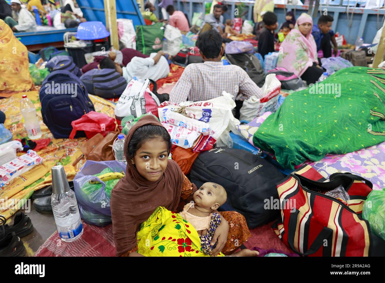 Dhaka, Bangladesh. 25th June, 2023. Bangladeshi homebound people take ...