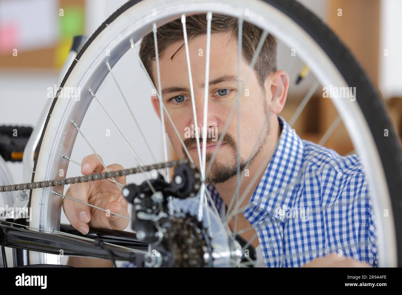 Broken bike chain race hi-res stock photography and images - Alamy
