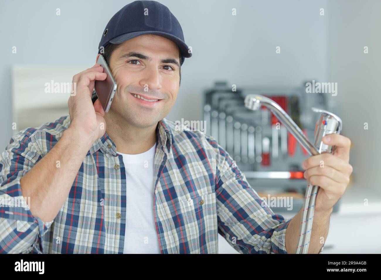 Plumber on mobile phone hi-res stock photography and images - Alamy