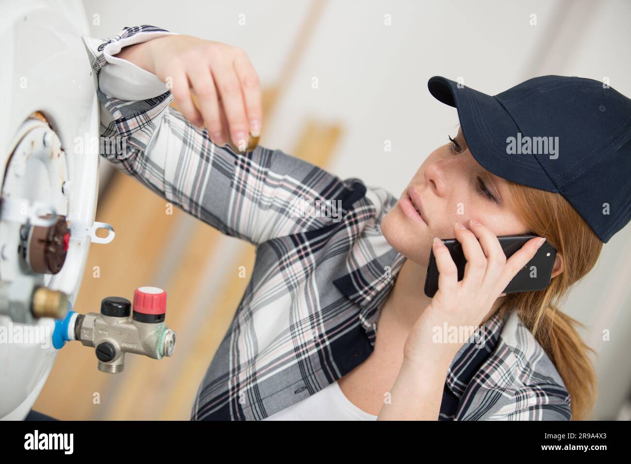 Plumber using phone hi-res stock photography and images - Alamy