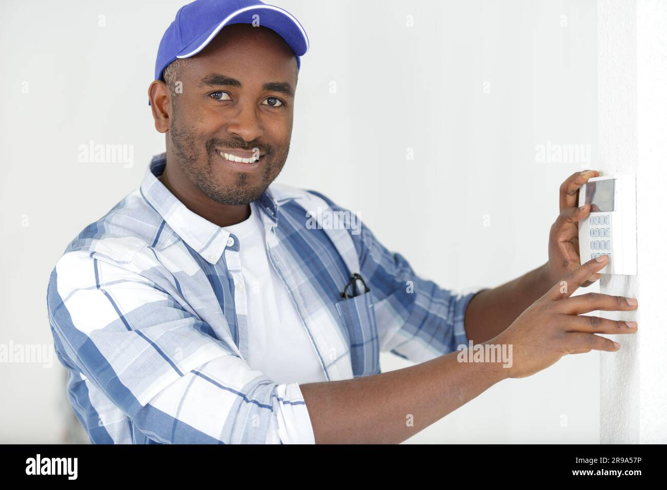 installing a programmable room thermostat Stock Photo - Alamy installing a programmable room thermostat Stock Photo - Alamy