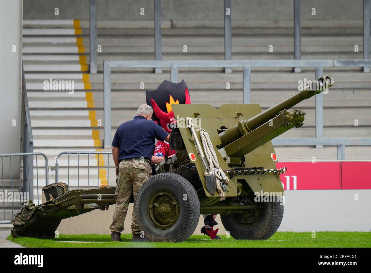 Firing a field gun hi-res stock photography and images - Alamy