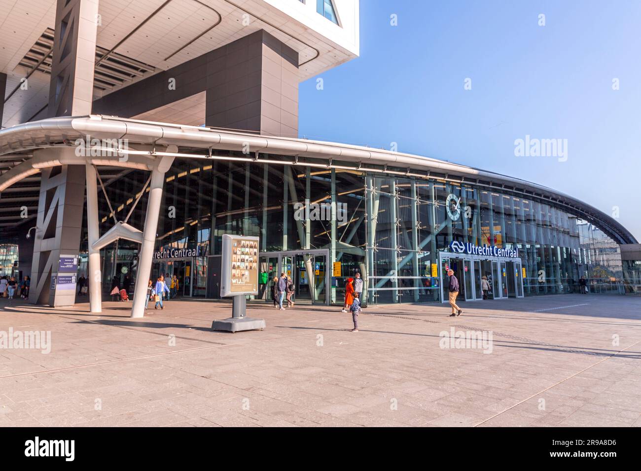 Bus stations hi-res stock photography and images - Alamy