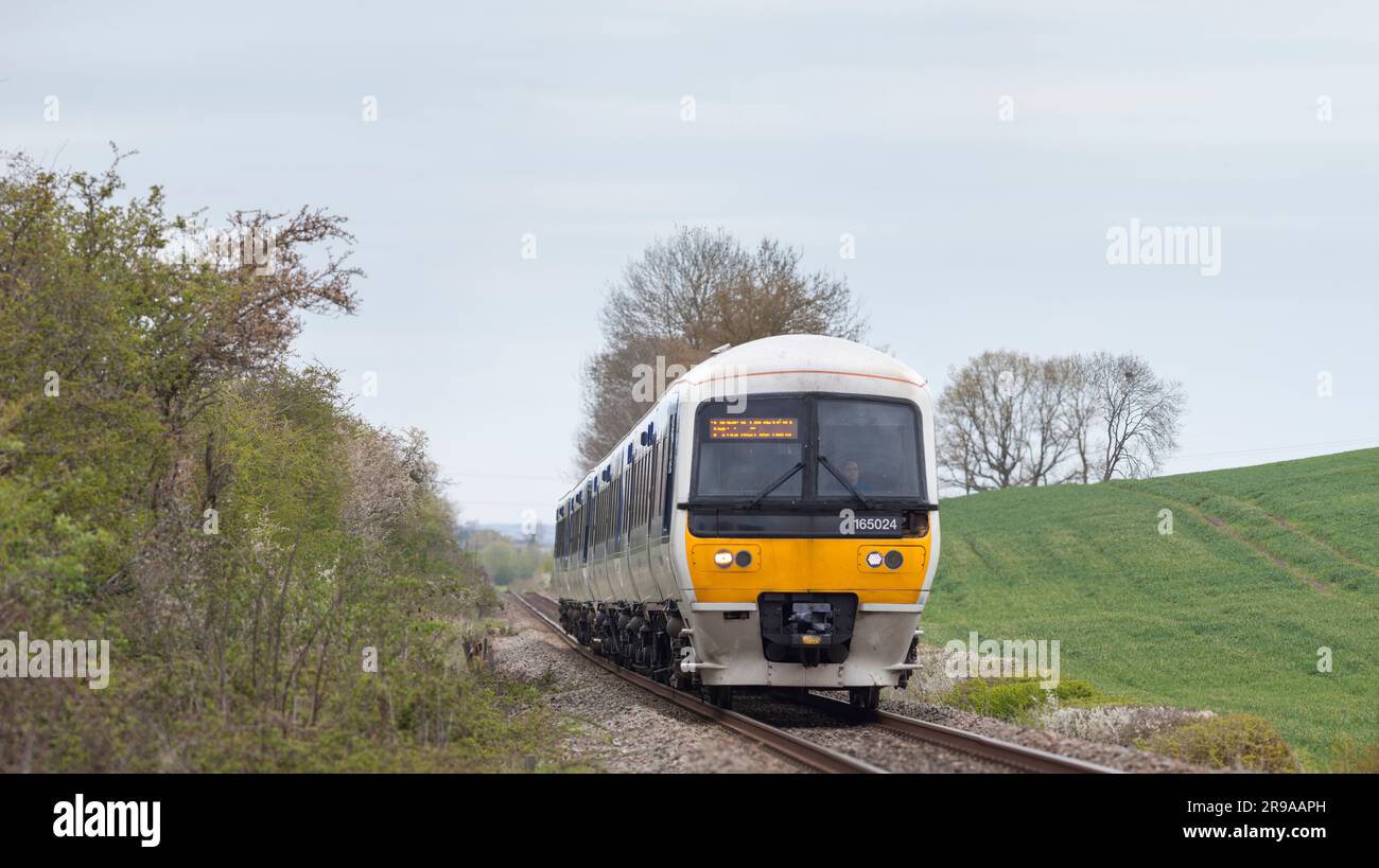 2 Chiltern railways class 165 Turbo trains passing Clanking in the ...