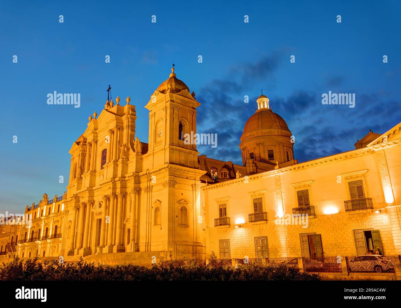 The baroque cathedral of Noto in Sicily by night Stock Photo - Alamy