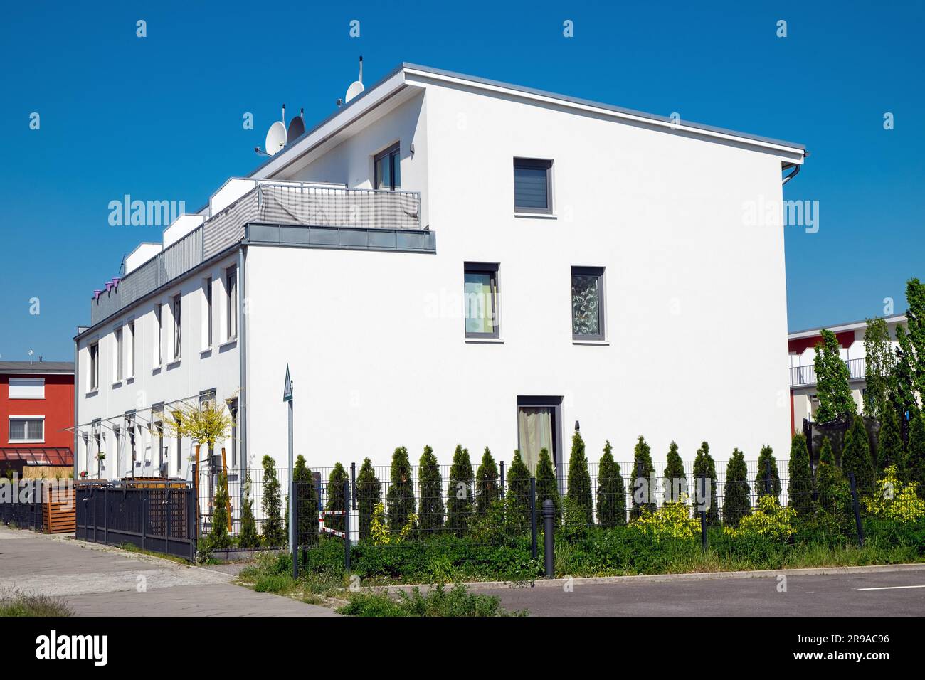 Modern white terraced houses in Berlin, Germany Stock Photo - Alamy