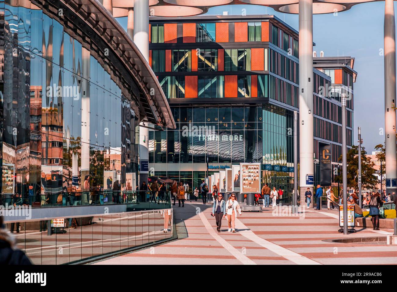 Bus stations hi-res stock photography and images - Alamy