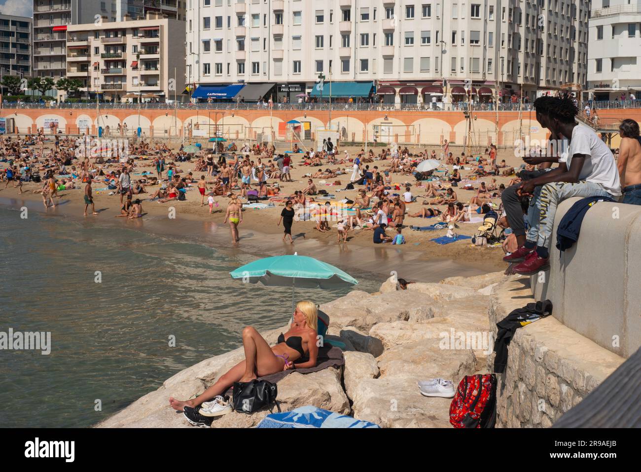 The Plage des Catalans, one of the most popular beaches in Marseille ...