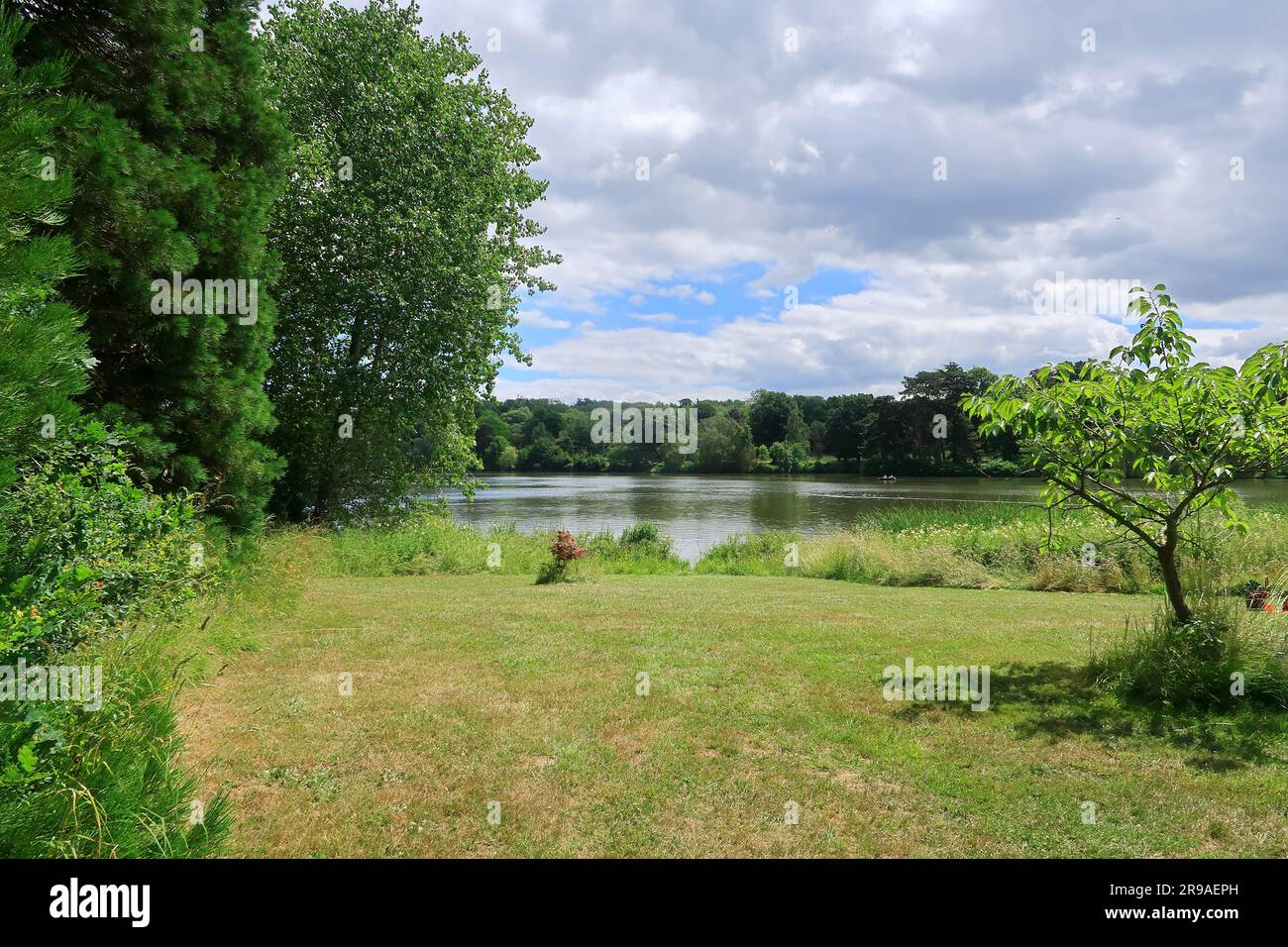 A view of the River Eden in the Kent countryside Stock Photo - Alamy