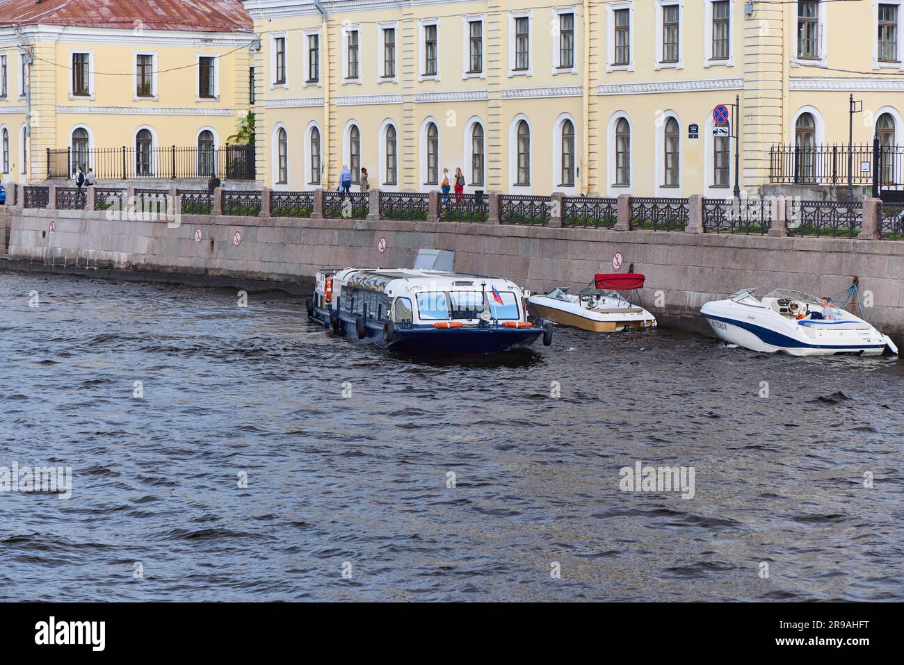 Tourist boat in the river in the city Stock Photo - Alamy