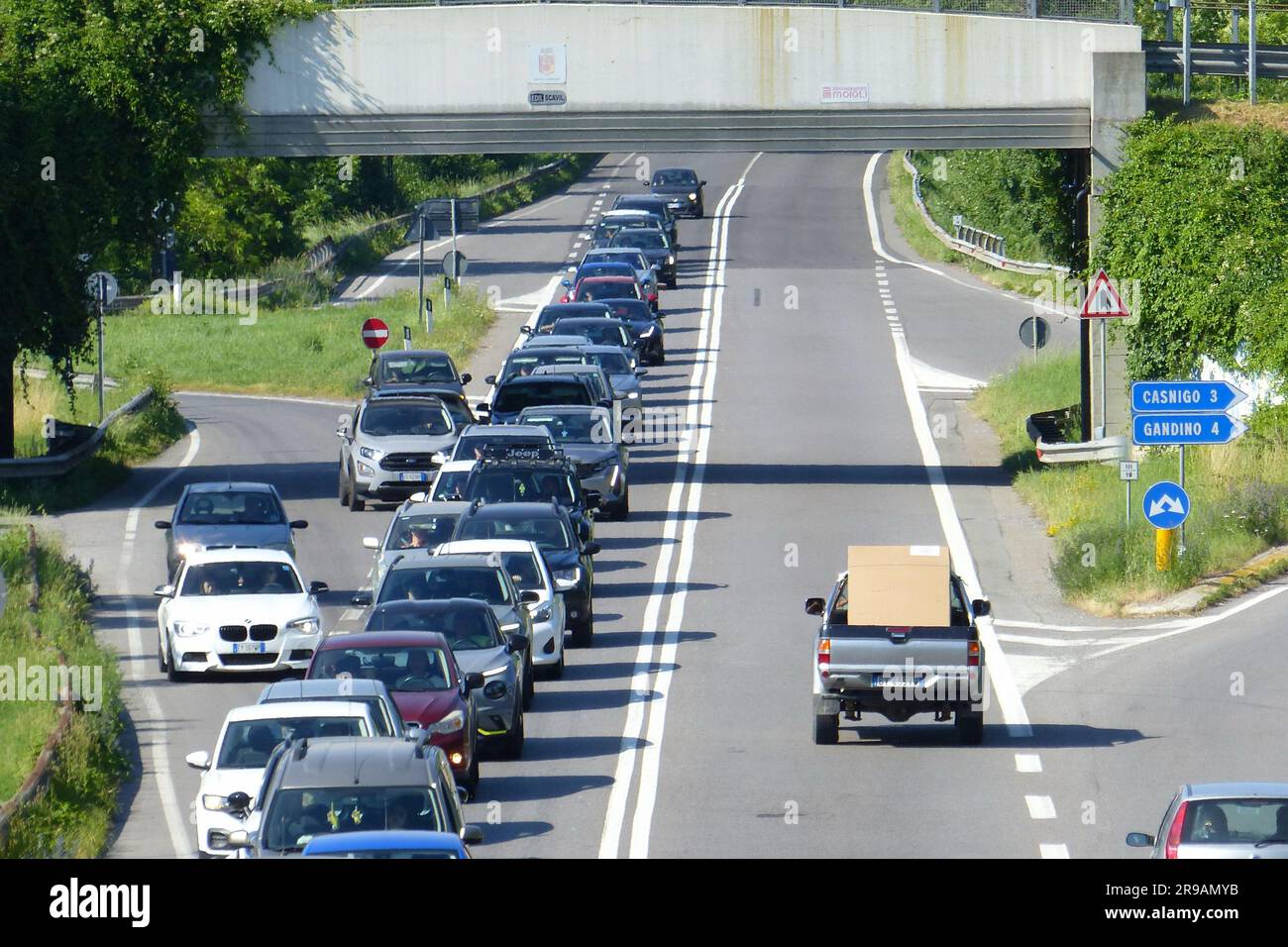 First weekend of summer, intense traffic going down the provincial road ...