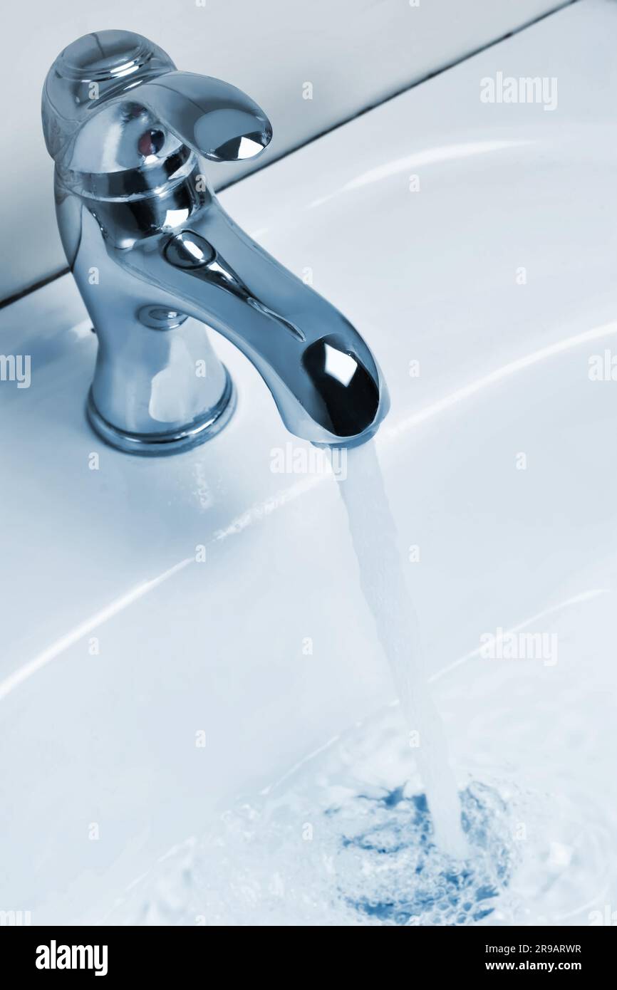 Water running down drain hi-res stock photography and images - Alamy