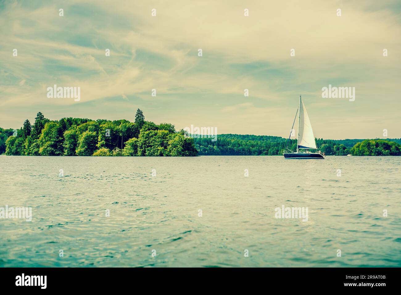 Idyllic lake scenery hi-res stock photography and images - Alamy