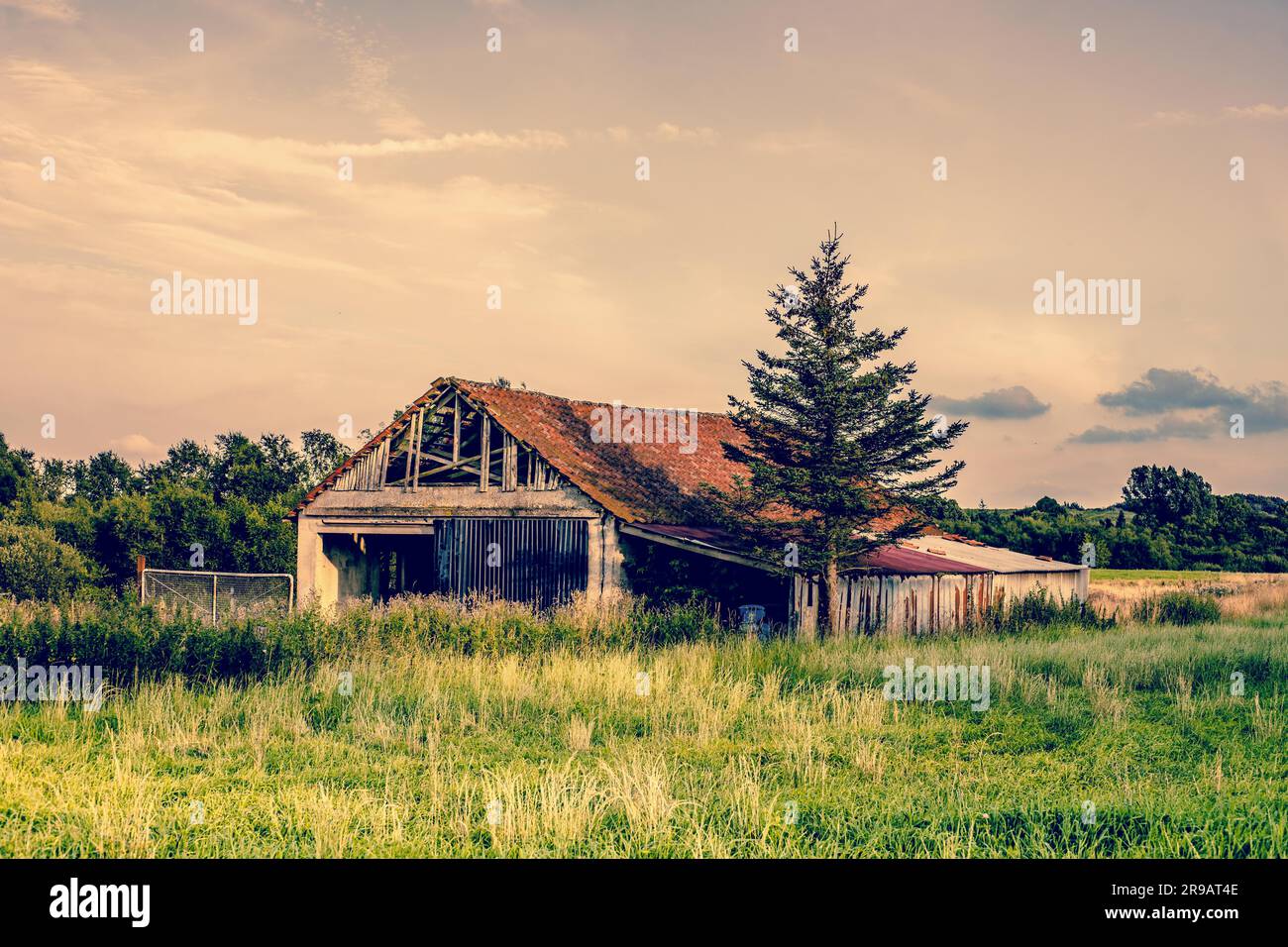 Destroyed farmhouse hi-res stock photography and images - Alamy